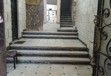 شقه للبيع بمحرم بك في شارع عثمان بن عفان . عقارماب